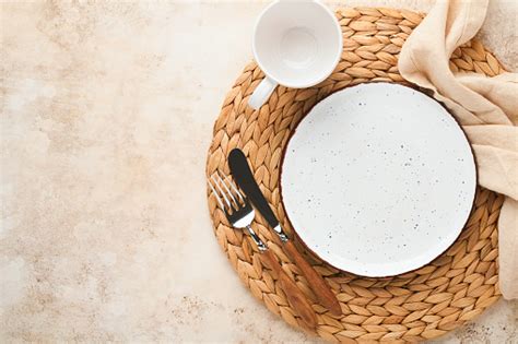 빈티지 제로 폐기물 실버 웨어 화이트 플레이트 나무 숟가락 낮잠을 자며 가벼운 회색 콘크리트 배경의 물 히아신스의 요리를 위한