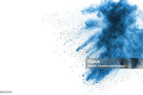 흰색 바탕에 파란색 분말 폭발입니다 색깔된 구름입니다 다채로운 먼지 폭발 페인트 Holi입니다 0명에 대한 스톡 사진 및 기타 이미지 Istock