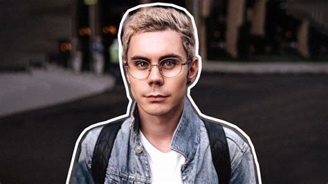 УМНЫЙ ЧЕЛОВЕК В ОЧКАХ СКАЧАТЬ ОБОИ ОТКУДА МЕМ Youtube