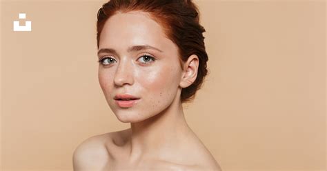 빨간 머리를 한 여성이 사진을 찍기 위해 포즈를 취하고 있습니다 사진 Unsplash의 무료 초상 이미지