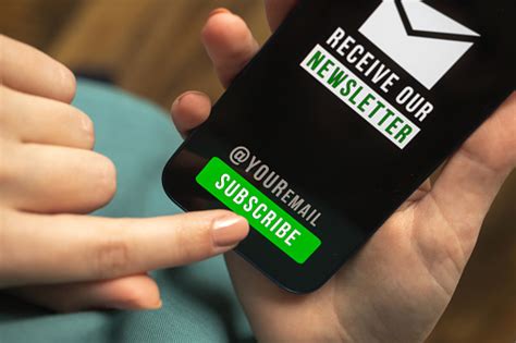 이메일 마케팅 및 뉴스 레터 개념 여자의 손 은 뉴스 레터에 가입 가입 가입 버튼을 누르고 새로운 회원 개념 사진을 등록 뉴스레터에 대한 스톡 사진 및 기타 이미지 Istock