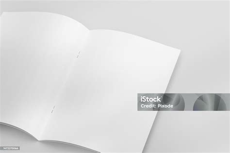 현실적인 평면도는 세로 A4 또는 A5 잡지 또는 문구 및 브랜딩을위한 브로셔 소책자를 열었습니다 밝은 회색 배경과 나뭇잎