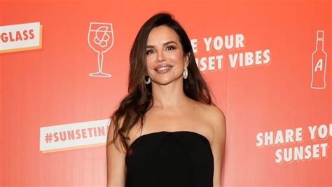 Severina Kombinezon Iz Zare Od 20 Eura Kojem Su Zlatne Sandale Sjajan Par