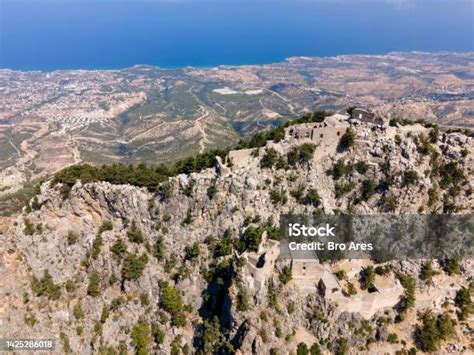 아름다운 자연 경관 키프로스 산의 조감도 구름이있는 푸른 하늘 지중해 버파벤토 성 자연 배경 0명에 대한 스톡 사진 및 기타 이미지 Istock