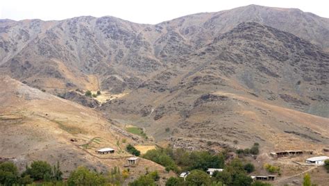 Pequeñas Casas En Las Empinadas Laderas De Las Montañas Foto Premium