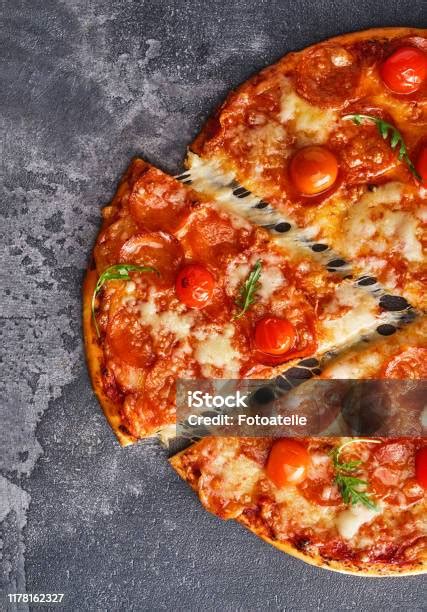 체리 토마토를 곁들인 페퍼로니 피자 슬라이스 회색 돌 배경에 슬라이스 맛있는 페퍼로니 피자 맨 위 보기 고기에 대한 스톡 사진 및 기타 이미지 Istock
