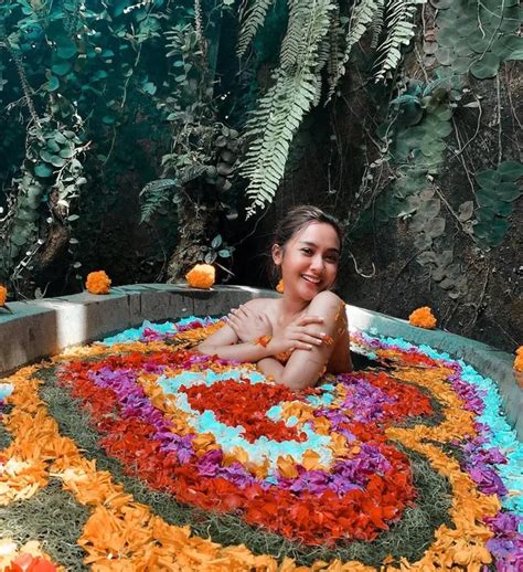 15 Portraits Of Celebrities Enjoying A Bath In A Bathup From Milk