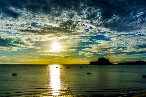 아름 다운 극적인 일출과 바다 푸른 하늘 솜 털 구름과 아침에 햇빛으로 바다에 섬에 산 스카이 라인 휴가 여행 관광 개념 0명에 대한 스톡 사진 및 기타 이미지 Istock