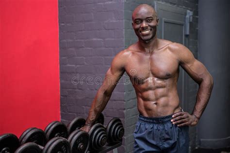 Junger Bodybuilder Der Vor Der Kamera Aufwirft Stockfoto Bild Von