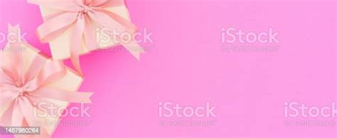 발렌타인 데이 국제 여성의 날 어머니의 날 개념을 위한 핑크색 배경에 고급 베이지색 선물 상자에 대한 상위 뷰를 닫습니다 밸런타인데이에 대한 스톡 사진 및 기타 이미지