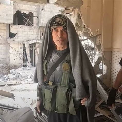 ثعلب ‏وللحرّيةِ الحمراءُ بابٌ بكلِّ يدٍ مُضرّجةٍ يُدقُّ Facebook