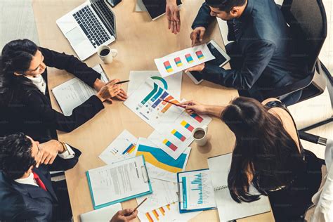 사무실의 상위 뷰에서 촬영한 비즈니스 사람들 그룹 회의 직업 사업가 사업가 및 사무실 노동자는 회의 테이블에 프로젝트 계획