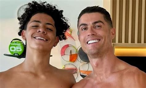 Cristiano Ronaldo Posa Con Su Hijo Pero Un Detalle Llamó La Atención
