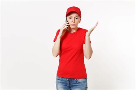 흰색 배경에 고립 된 빨간 유니폼에 배달 여자 모자 티셔츠 청바지 택배 또는 딜러 휴대 전화에 이야기 말하기 대화로 일하고 있는 여성 광고에 대 한 공간을 복사 합니다