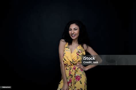 허리 정면 1819 세의 카메라를보고 아름다운 여성 젊은 여성 십대 소녀 앞에서 웃고있는 검은 배경 착용 드레스 행복 쾌활한 시원한 태도 검은 색 18 19세에 대한 스톡