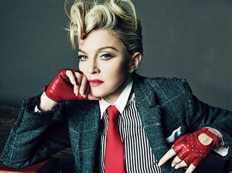 షాక్ యువతి బట్టలూడదీసిన మడోన్నావీడియో Madonna Pulls Down A Female Fans Top And Exposes Her