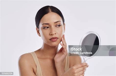 스튜디오 배경에 대한 허영 거울을 들고 아름다운 여자의 샷 라틴 아메리카 히스패닉 민족에 대한 스톡 사진 및 기타 이미지 라틴 아메리카 히스패닉 민족 여자 피부 관리