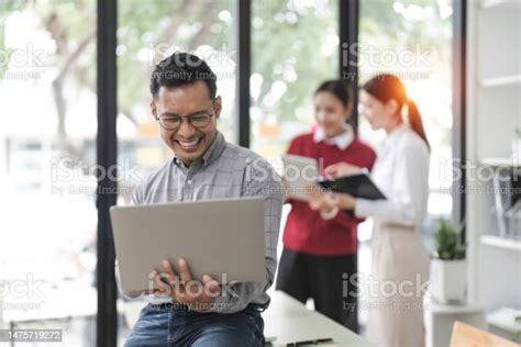 성공적인 성취를 축하하는 행복한 비즈니스 아시아 남자의 초상화 긍정적 인 표현 비즈니스 개념의 성공 남자에 대한 스톡 사진 및 기타 이미지 Istock