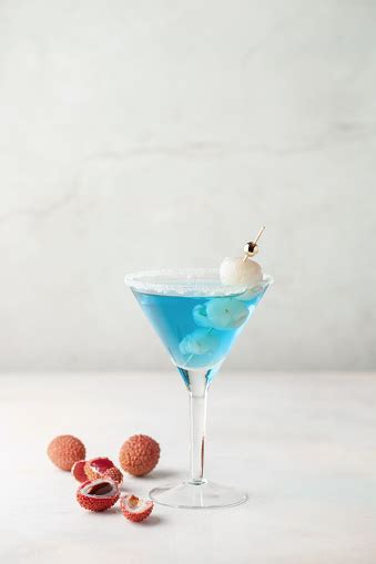 블루 하와이 칵테일 또는 블루 라군 과 리치 베리 블루 큐라소 리큐어 보드카 탄산음료 마티니에 대한 스톡 사진 및 기타 이미지 Istock