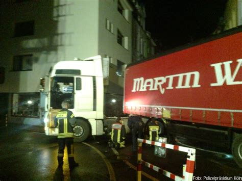 Lkw Fährt Sich In Einbahnstraße Fest Feuerwehr Muss Poller Umflexen