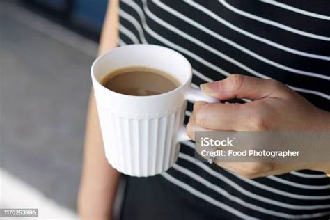 뜨거운 라떼 흐린 배경에 우유와 커피 한 잔을 들고 아침 식사 시간에 적합합니다 갈색에 대한 스톡 사진 및 기타 이미지 갈색 기포 음료 달콤한 음식 Istock