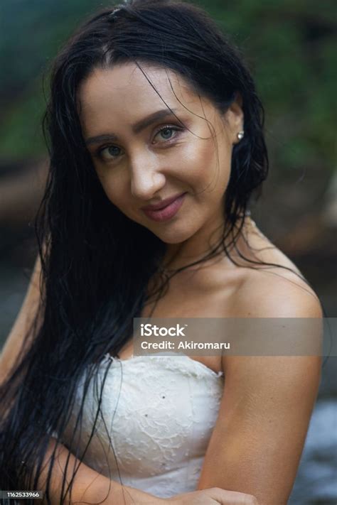 젖은 머리와 야외 흰색 웨딩 드레스에 젊은 예쁜 여자 의 초상화 메이크업 갈색 머리에 대한 스톡 사진 및 기타 이미지 갈색 머리 강 결혼식 Istock