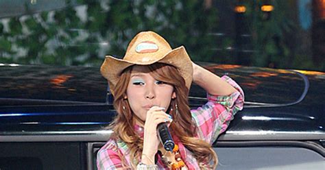 [포토엔]이효리 탱탱한 각선미 자랑하며~