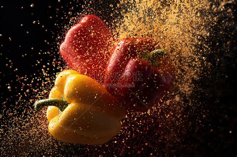 검은 배경으로 날아가는 빨간색과 노란 고추