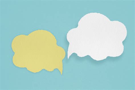 커뮤니케이션 및 소셜 미디어에 대한 개념적 이미지 고객 피드백 거친 파란색 종이 질감에 흰색과 노란색 찢어진 그런지 종이가 비어 있습니다 거친에 대한 스톡 사진 및 기타