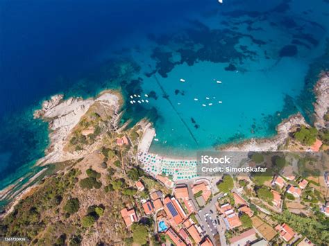 이탈리아 토스카나 엘바 섬의 지중해를 마주보고 있는 해안을 따라 붐비는 해변의 전경을 조망하실 수 있습니다 엘바 섬에 대한 스톡 사진 및 기타 이미지 Istock