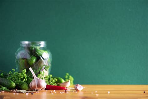 오이를 캔에 절인다 녹색 배경에 절인 거킨 유리 항아리 마늘 딜 소금 후추에 대한 재료 공간을 복사합니다 야채 보존의 개념 건강한 생활방식에 대한 스톡 사진 및 기타 이미지