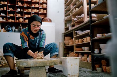 도자기 작업장에서 점토 물건을 만들기 위해 일하는 젊은 히잡 여성 도자기에 대한 스톡 사진 및 기타 이미지 도자기 점토