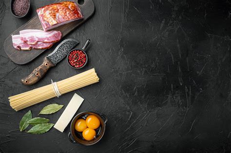전통적인 이탈리아 파스타 카르보나라를 위한 신선한 원료 검은 돌 배경 상단 보기 플랫 레이 텍스트 복사 공간 검은색에 대한 스톡