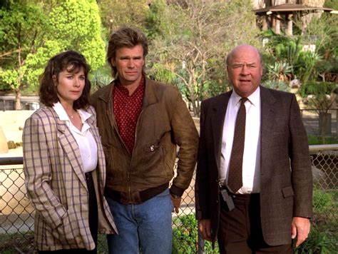 Season One Macgyver Online