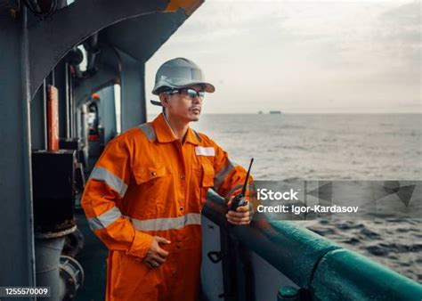 선박 또는 선박 갑판에 필리핀 갑판 장교 Ppe 개인 보호 장비를 착용 단정 갑판에 대한 스톡 사진 및 기타 이미지 단정