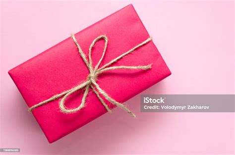 밝은 분홍색 배경에 꼬기로 묶인 분홍색 선물 상자 휴일 개념입니다 Diy 선물 아이디어 플랫 레이 복사 공간 단순함에 대한 스톡 사진 및 기타 이미지 Istock