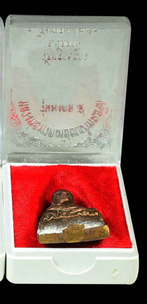 หลวงปู่ทวด หลังเตารีดใหญ่ รุ่นมงคล 5 นิด้า เนื้อโลหะผสมครับ ปี 2541 ตอก1โค๊ต [3] พระเครื่อง พระ