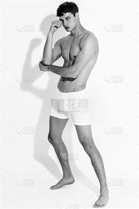 肌肉强壮美丽的剥离男性模特在牛仔牛仔裤上白色孤立的字体背景与阴影素材 花瓣网