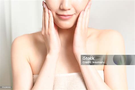 그녀의 뺨에 손을 얹고 있는 아름다운 젊은 아시아 여성의 스킨 케어 이미지 피부에 대한 스톡 사진 및 기타 이미지 피부 몸