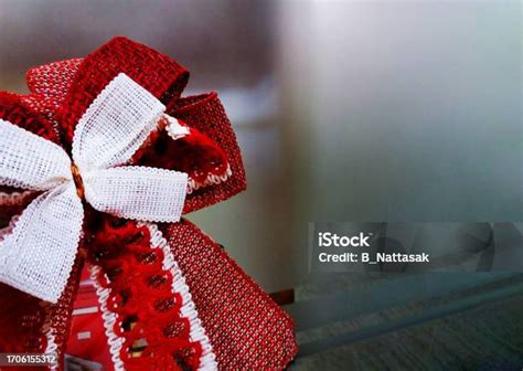 흰색과 빨간색 리본을 배경이 흐리고 오른쪽 복사 공간이 있는 닫습니다 축하하고 선물하는 개념 0명에 대한 스톡 사진 및 기타 이미지 Istock