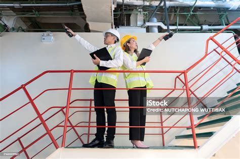 전력 산업에서는 기술의 기술과 전문성이 업계의 지속적인 성공과 혁신에 기여하는 남성과 여성 전문 엔지니어가 조끼와 안전모를 착용하고 함께 눈에 띕니다 2명에 대한 스톡 사진