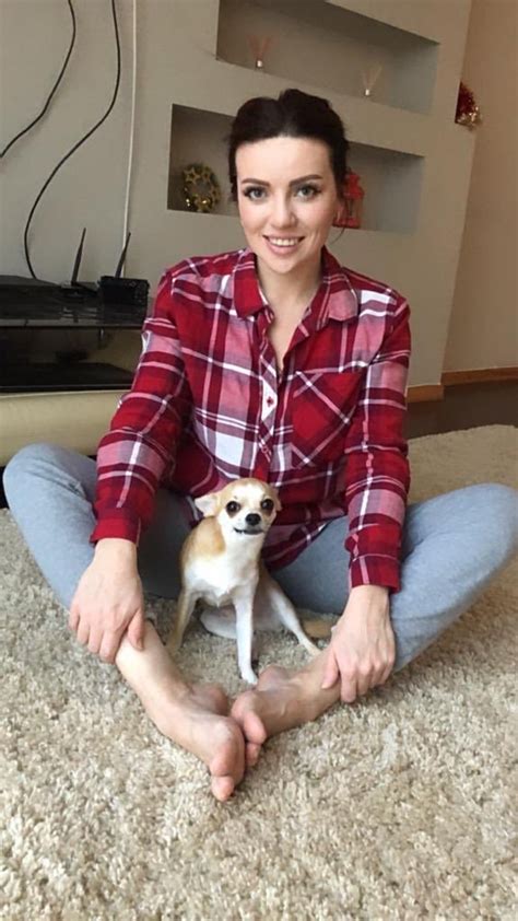 Luna Roulettes Feet