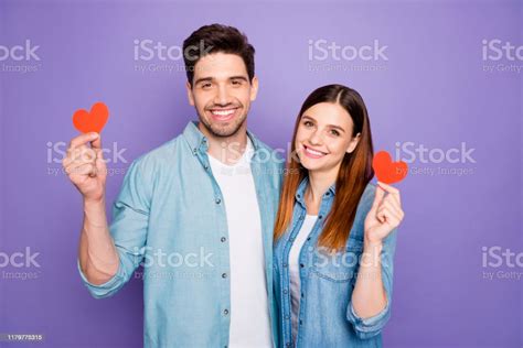 로맨틱 한 아름다운 배우자의 초상화는 14 월 포옹 포옹을위한 종이 카드 레드 하트 선물을 들고 보라색 보라색 배경 위에 고립 된 현대적인 의상을 입고 잘 생겼습니다 2명에
