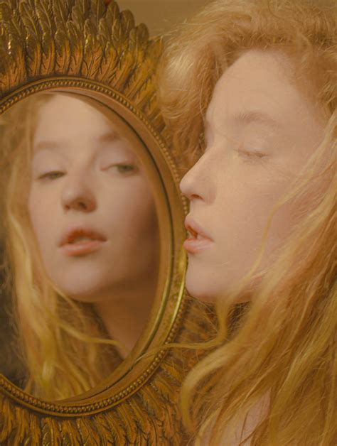 Repeated Reflection Photography With Mirrors