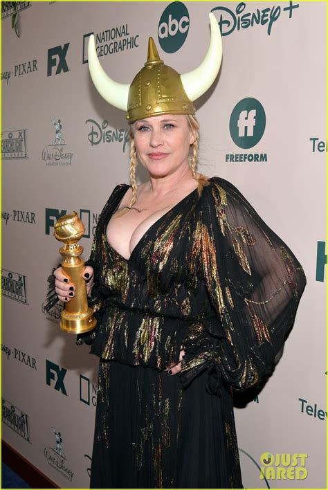 The Acts Joey King Helps Patricia Arquette Celebrate Golden Globe Win