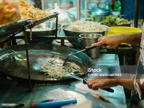 패드 타이라고 불리는 유명한 태국 길거리 음식 요리는 국수의 볶음 요리입니다 거리에 대한 스톡 사진 및 기타 이미지 거리 관광객 국수 Istock
