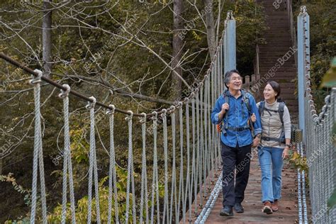 중년커플 커플 부부 인간관계 가족 중년 성인 하이킹 아웃도어 건강관리 백패커 여행하기 함께함 컨셉 로프다리 다리 이미지