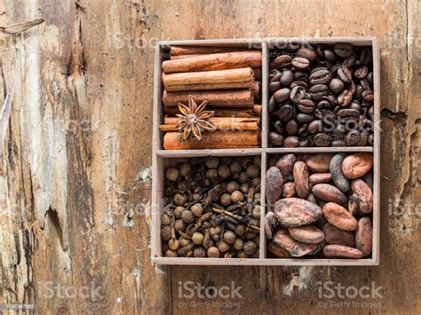 소박한 나무 배경에 빈티지 나무 상자에 정향 커피 콩 코코아 콩 계피 스틱 후추의 혼합 맨 위 보기 생 건강 식품 여러 0명에