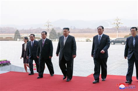 عکس کیم جونگ اون پس از چهار سال به آرامگاه پدرش رفت