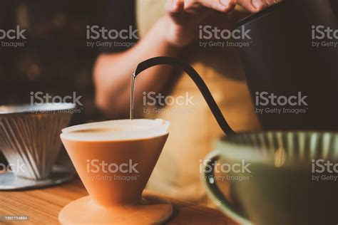 아침에 커피 필터 드립을 양조하는 바리스타 신선한 블랙 에스프레소 향을 곁들인 음료 음료 카페 한 잔의 따뜻한 음료 바 숍 배경의 갈색 카페인 갈색에 대한 스톡 사진 및